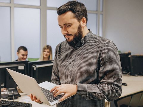 DAM o DAW, ¿cuál elijo para ser programador? - Cesur Formación